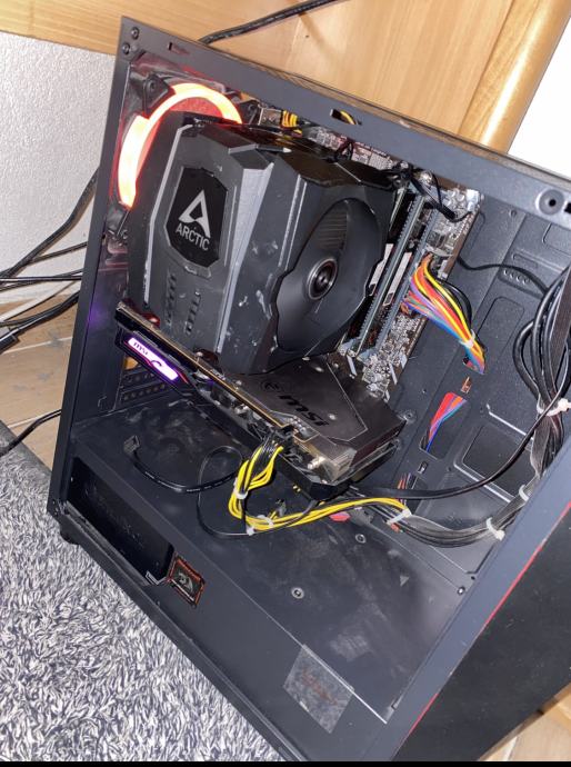 GAMING SETUP(Komp,dva monitora,slušalice...)