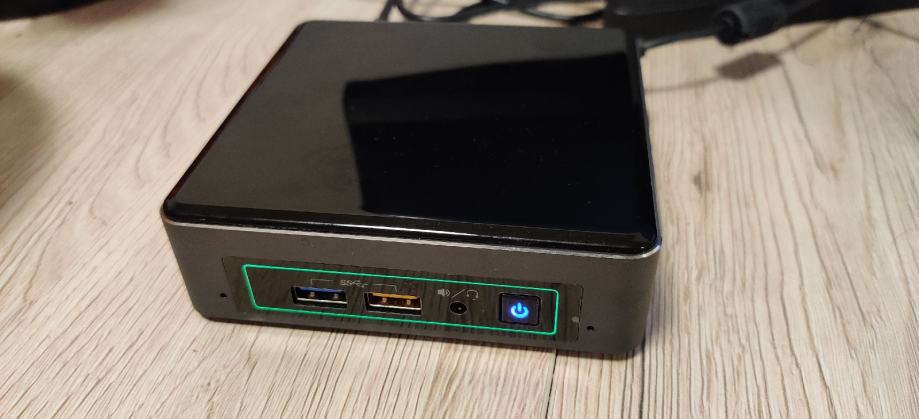 Intel NUC 7i5BNK mini PC