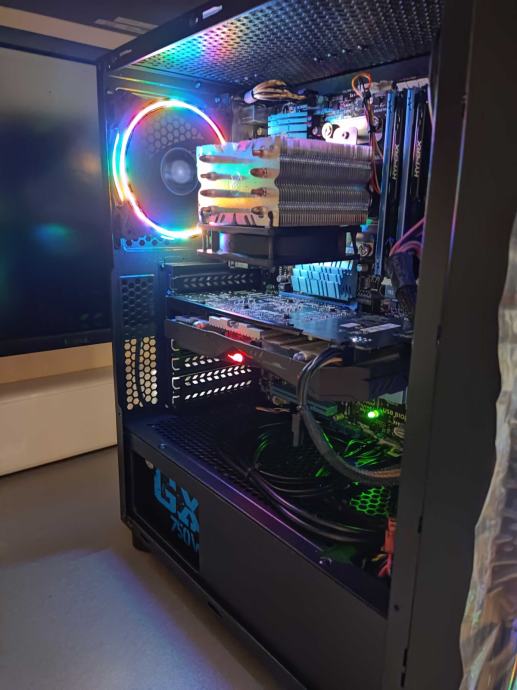 Komp,monitor,zvučnici,miš,tipkovnica