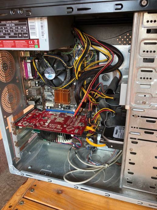 Komplet PC racunalo + monitor + tipkovnica + mis + novi Windows