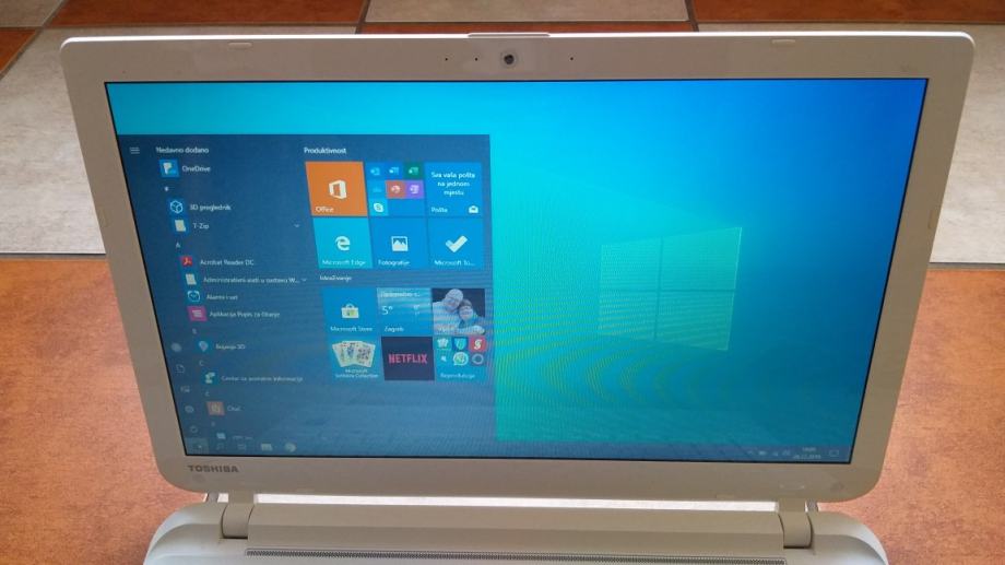 Laptop Toshiba bijeli 15.6