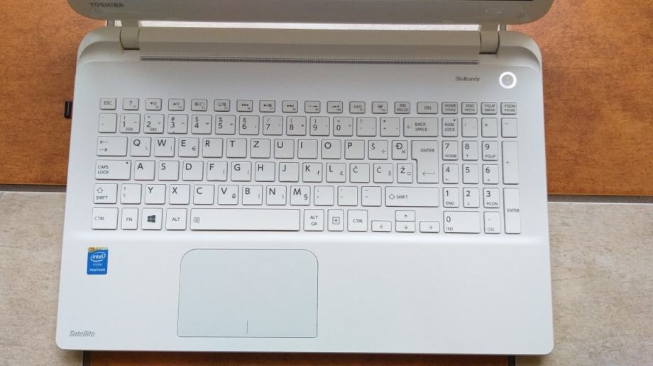 Laptop Toshiba bijeli 15.6