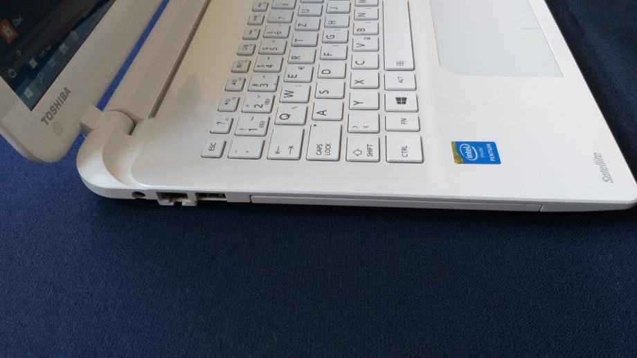 Laptop Toshiba bijeli 15.6