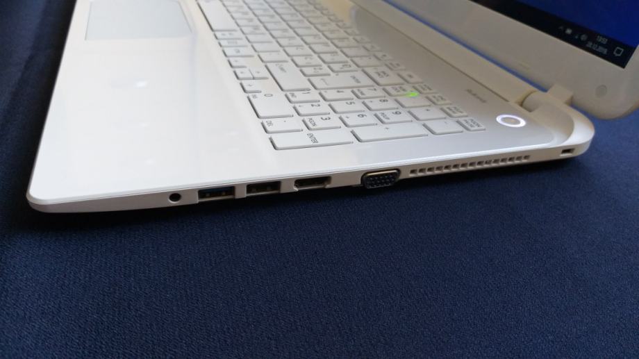 Laptop Toshiba bijeli 15.6