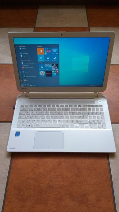 Laptop Toshiba bijeli 15.6