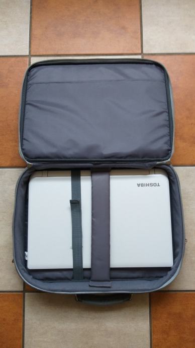 Laptop Toshiba bijeli 15.6