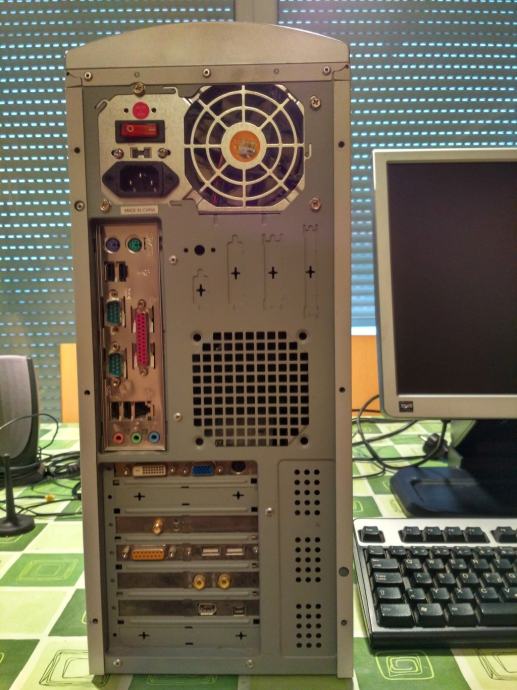 PC i Monitor, Pentium 4 2,4 Ghz, ATI9100, + periferija