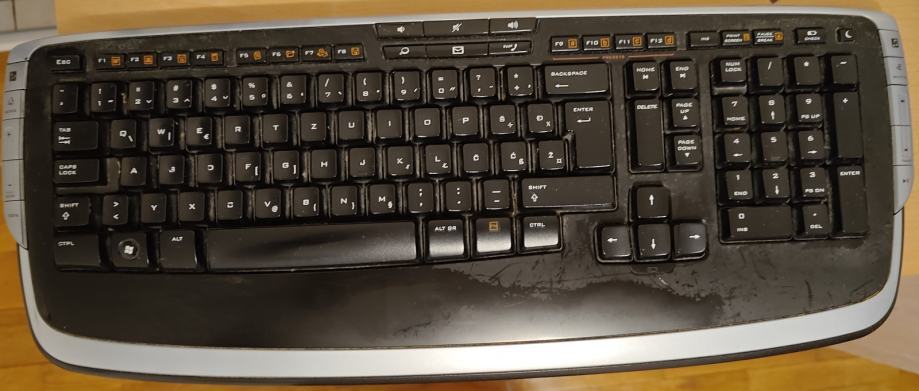 PC i7-960 + monitor LG Flatron 22EA53VQ + tipkovnica Logitech LX 710