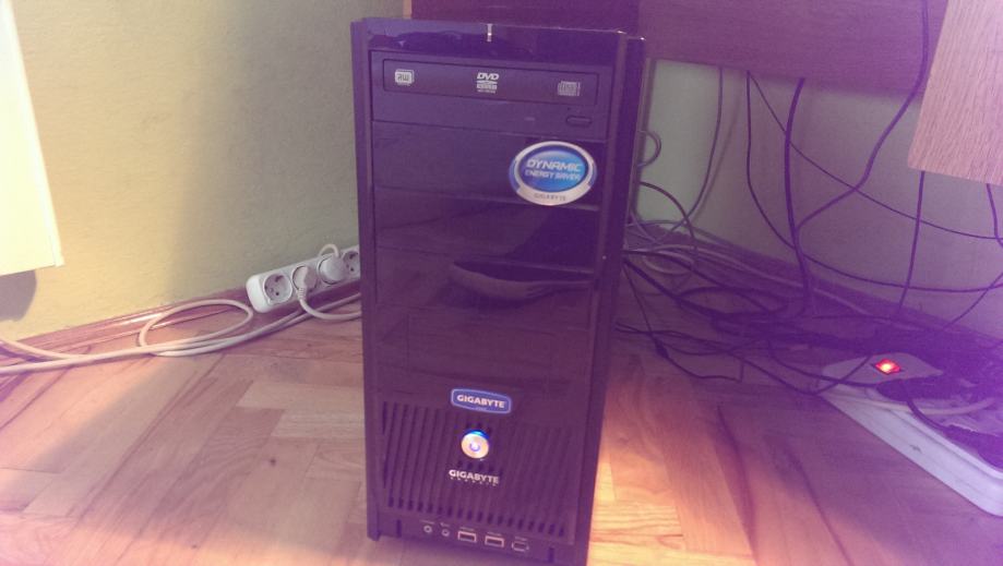 PC Intel Core 2 Duo, 8GB RAM + Acer 20 HD monitor, miš i tipkovnica