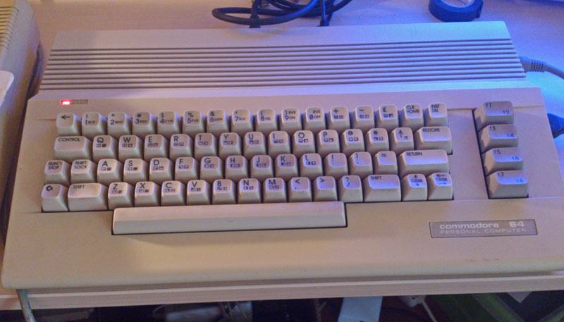 Računalo Commodore 64 C64 + floppy drive 1541-II + 40 disketa + dodaci