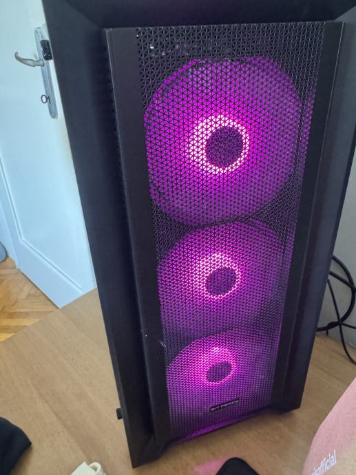 Racunalo / Monitor / gaming setup - Citaj opis