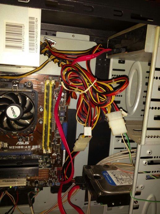 Racunalo, monitor, mis, tipkovnica i zvucnici u odlicnom stanju.