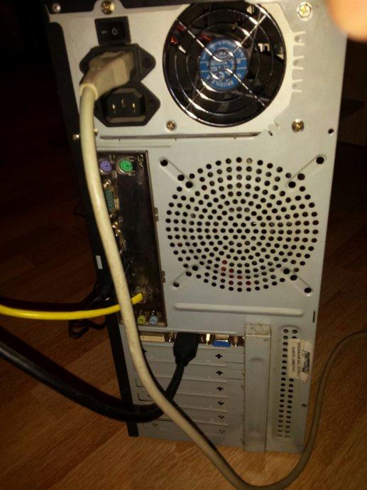 Racunalo, monitor, mis, tipkovnica i zvucnici u odlicnom stanju.