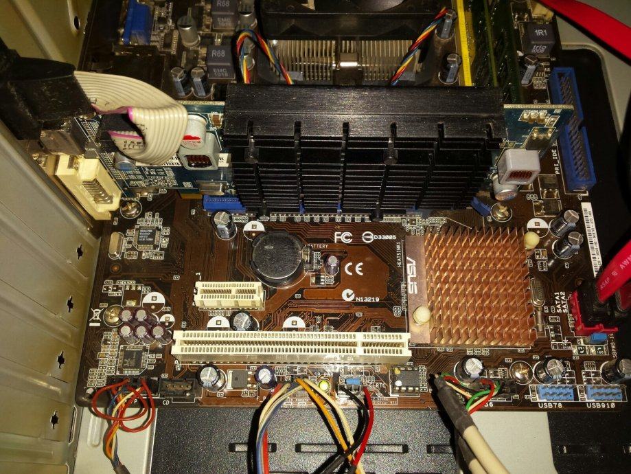 Racunalo, monitor, mis, tipkovnica i zvucnici u odlicnom stanju.