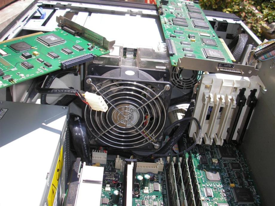 Server IBM Netfinity 5000, PIII 700Mhz / 1.1GB ECC / HDD 3 x 8GB uSCSI