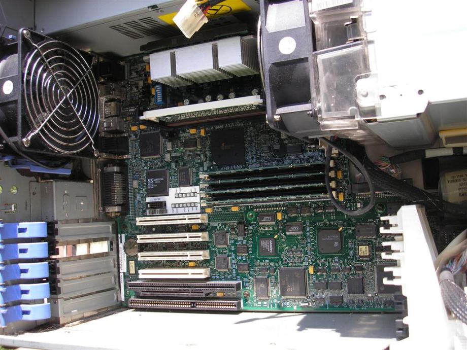 Server IBM Netfinity 5000, PIII 700Mhz / 1.1GB ECC / HDD 3 x 8GB uSCSI