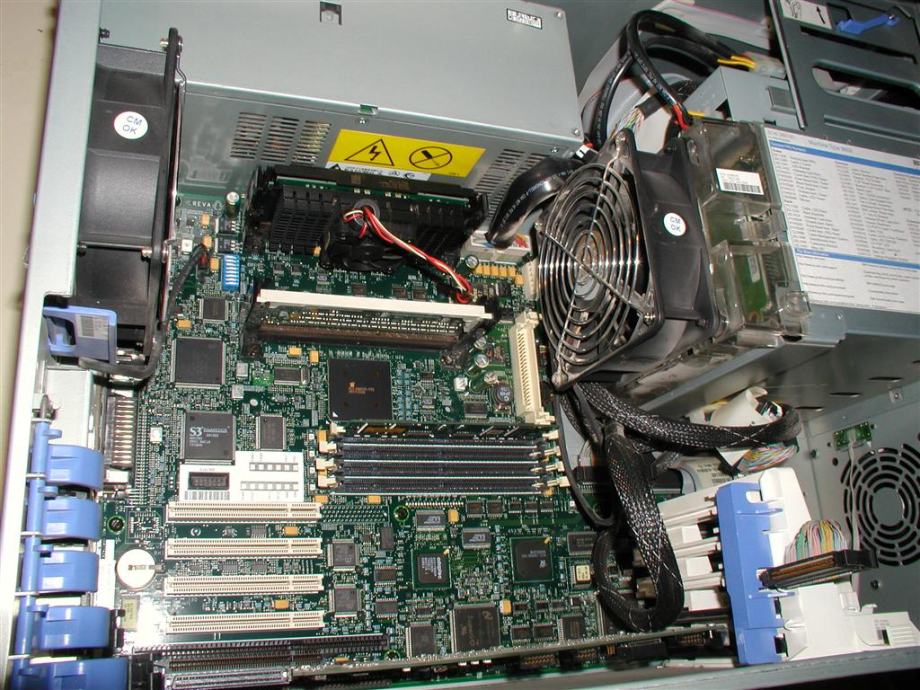 Server IBM Netfinity 5000, PIII 700Mhz / 1.1GB ECC / HDD 3 x 8GB uSCSI