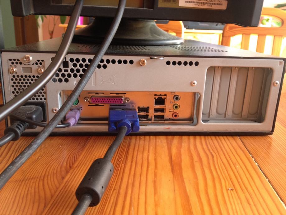 Kompjuter i dva monitora