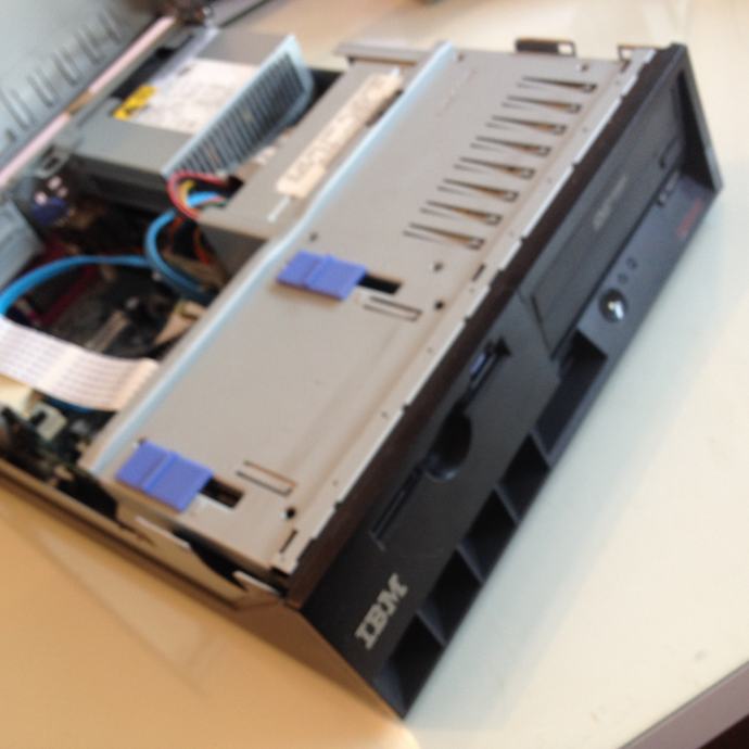 IBM Lenovo ThinkCentre S50 (80 GB, Intel Pentium 4, 3 GHz, 1 GB)