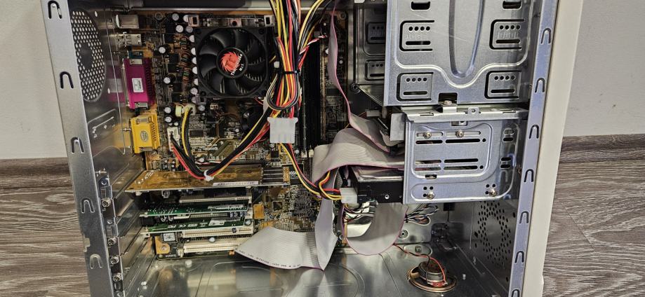 Vintage Retro PC Intel Pentium 4 1.4GHz 256Mb GF2 MX400 64Mb 40Gb Hdd