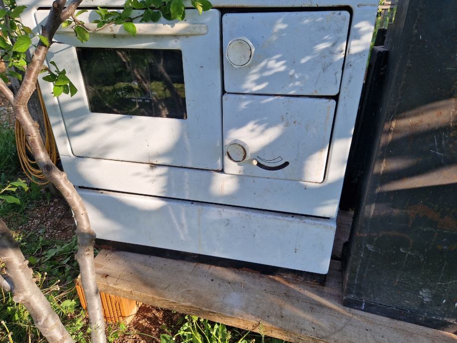 Peć na drva sa rernom...