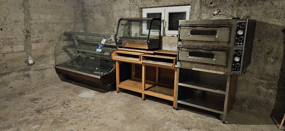 Peć za pizzu,dvije vitrine i prodajni pult sve u kompletu za 2000 eura