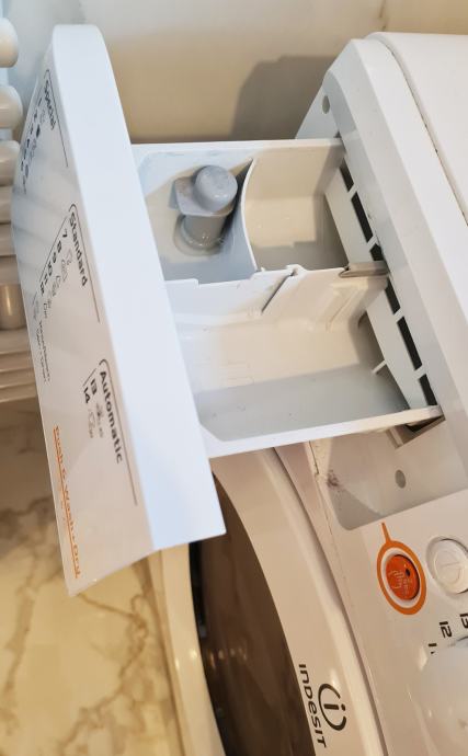 Indesit XWDA751480 -perilica i sušilica rublja 7kg, kao nova, ispravna