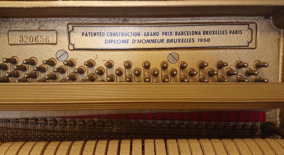 Pianino Petrof 114, 3 pedale