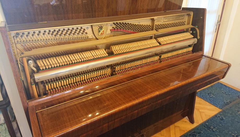 Pianino Petrof 114, 3 pedale