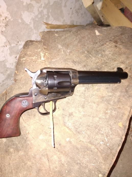 PRODAJEM REVOLVER RUGER NEW VAGUERO U KALIBRU 45 COLT