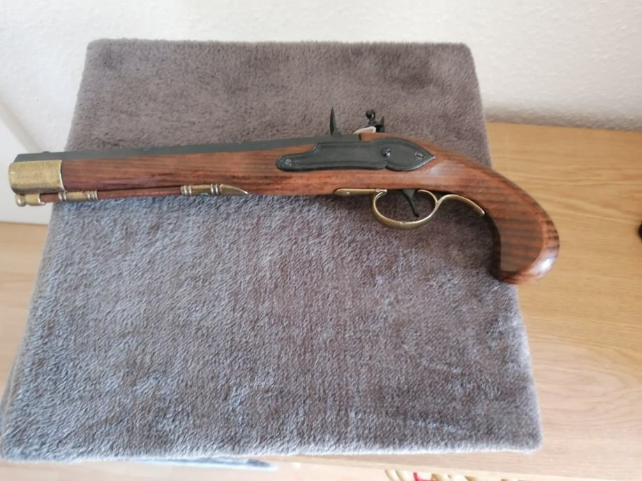 Razni pistolji Antikviteti 7 kom