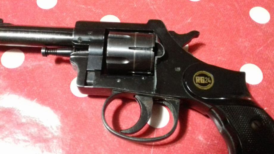 Revolver Rohm Rg-24