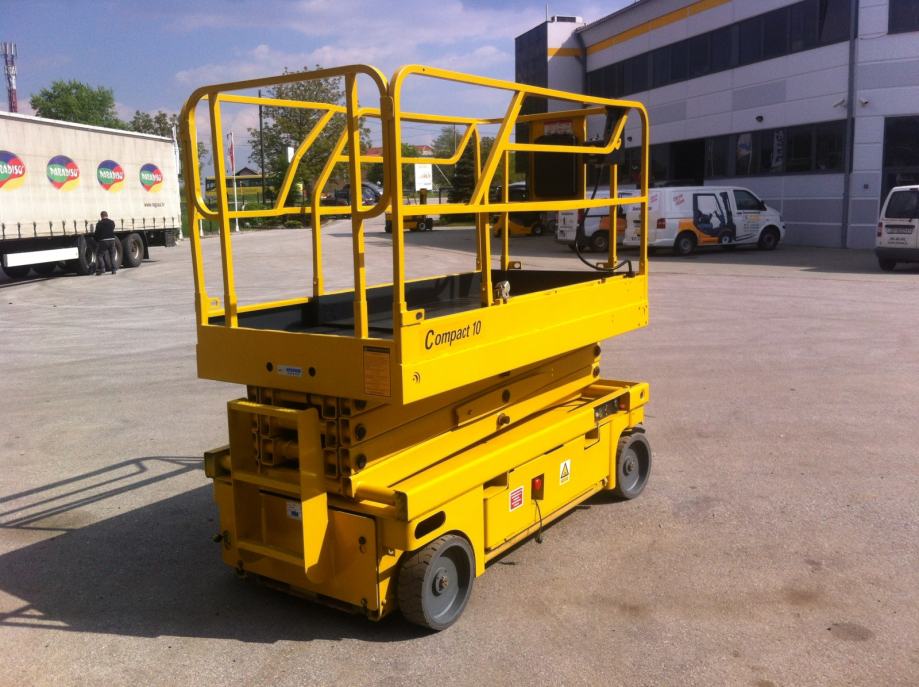 SAMOHODNA PODIZNA PLATFORMA