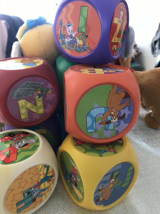 Plišani Hlapić, Gita i Bundaš, plastične kocke