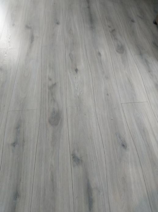 Laminat LOGOCLIC Curvy, hrast