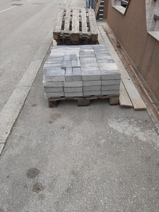 Prodajem 2,5 m2 Semmelrock Rettango opločnika