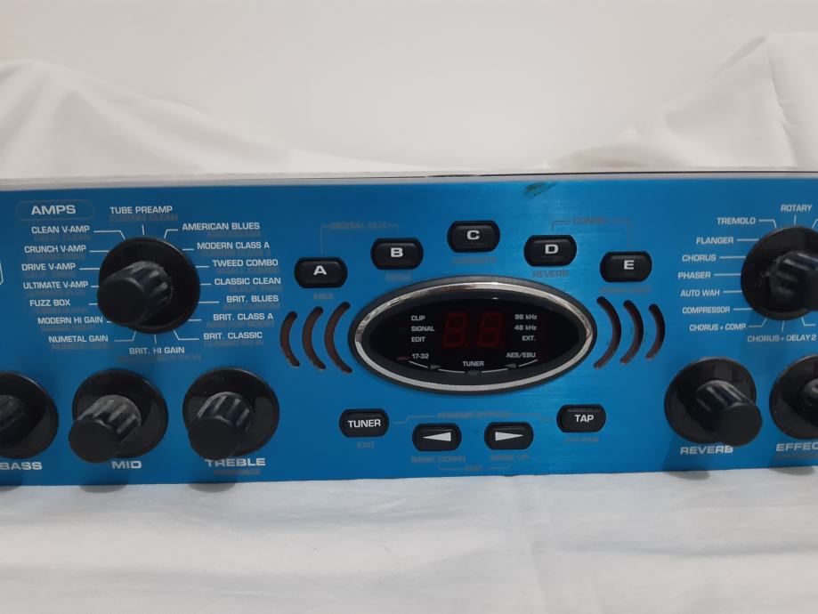 Behringer V-AMP Pro gitarski amp modeler i multi-efekt