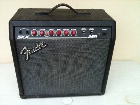 Fender SKX,25r,snaga 25w RMS.