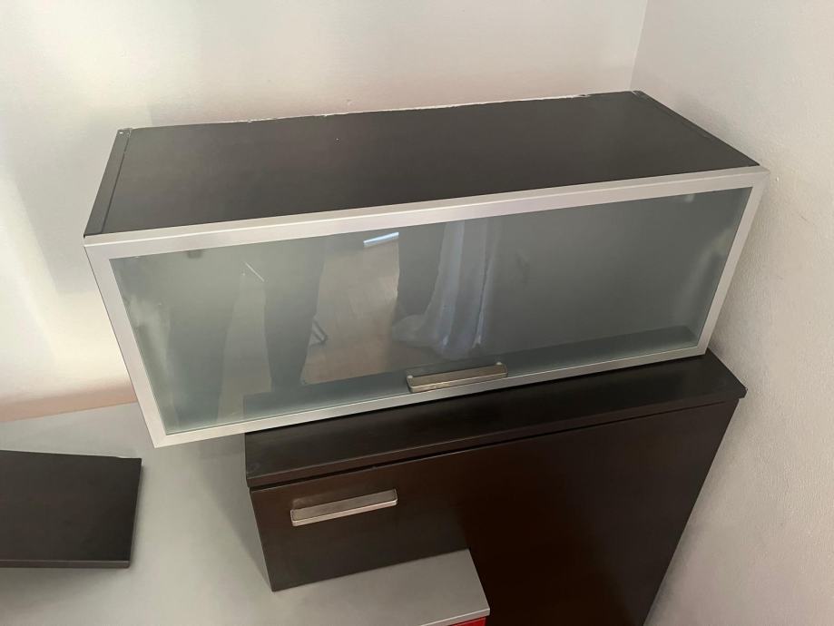 Ormarić za dnevni borovak i police