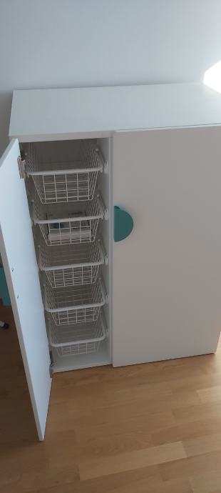 poklanjam 2 ormara i stolić