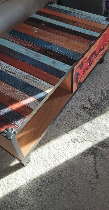 poklanjam 2 ormara i stolić