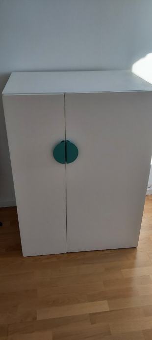 poklanjam 2 ormara i stolić