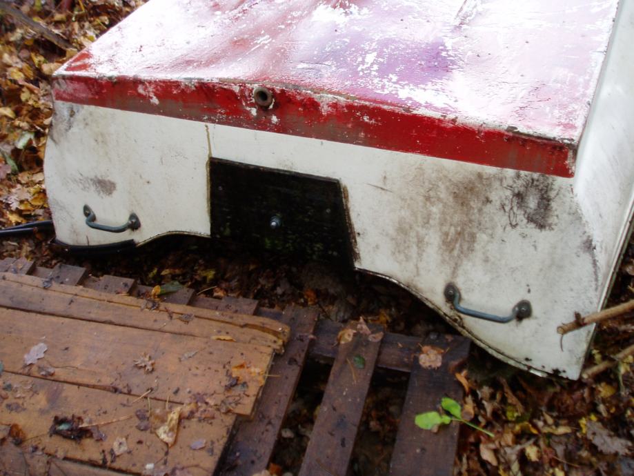 Poklanjam barku Elan T 400, oštećenu