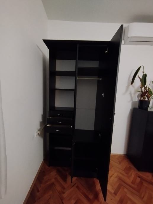 Poklanjam crni sobni ormar