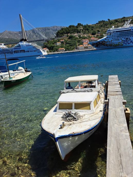 Poklanjam drveni brod