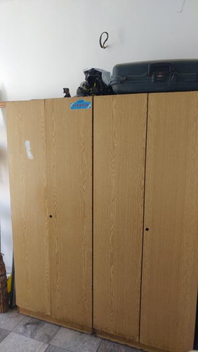 Poklanjam dva dvokrilna ormara