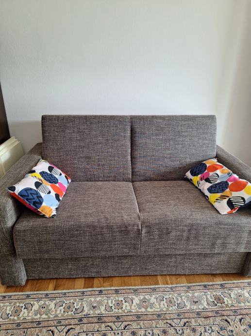 Poklanjam dvosjed na razvlačenje