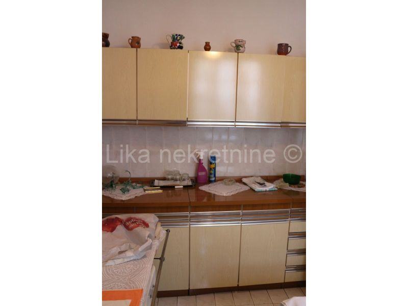 Poklanjam hitno namještaj