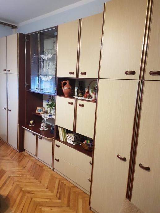 Poklanjam ormar u savršenom stanju