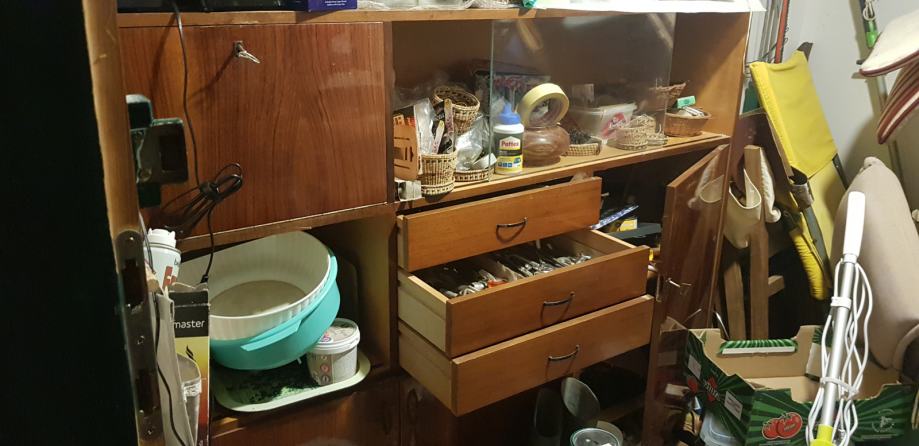 Poklanjam ormar s vitrinom